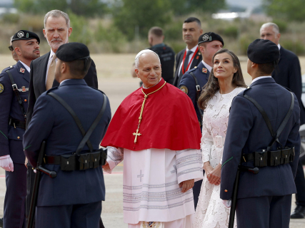 El Papa León XIV llega a la Plaza de Lima arropado por medio millón de ...